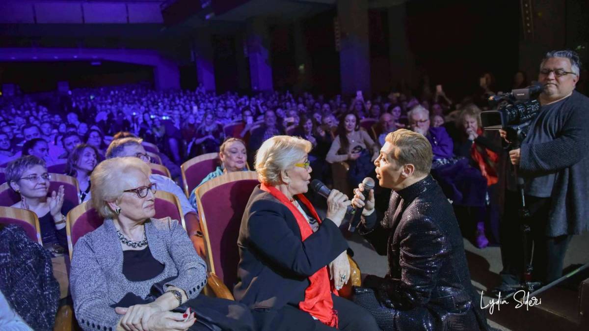 Ο Απόλυτος Showman Τάκης Ζαχαράτος - Οι 30 χιλιάδες θεατές - Το απόλυτο ...